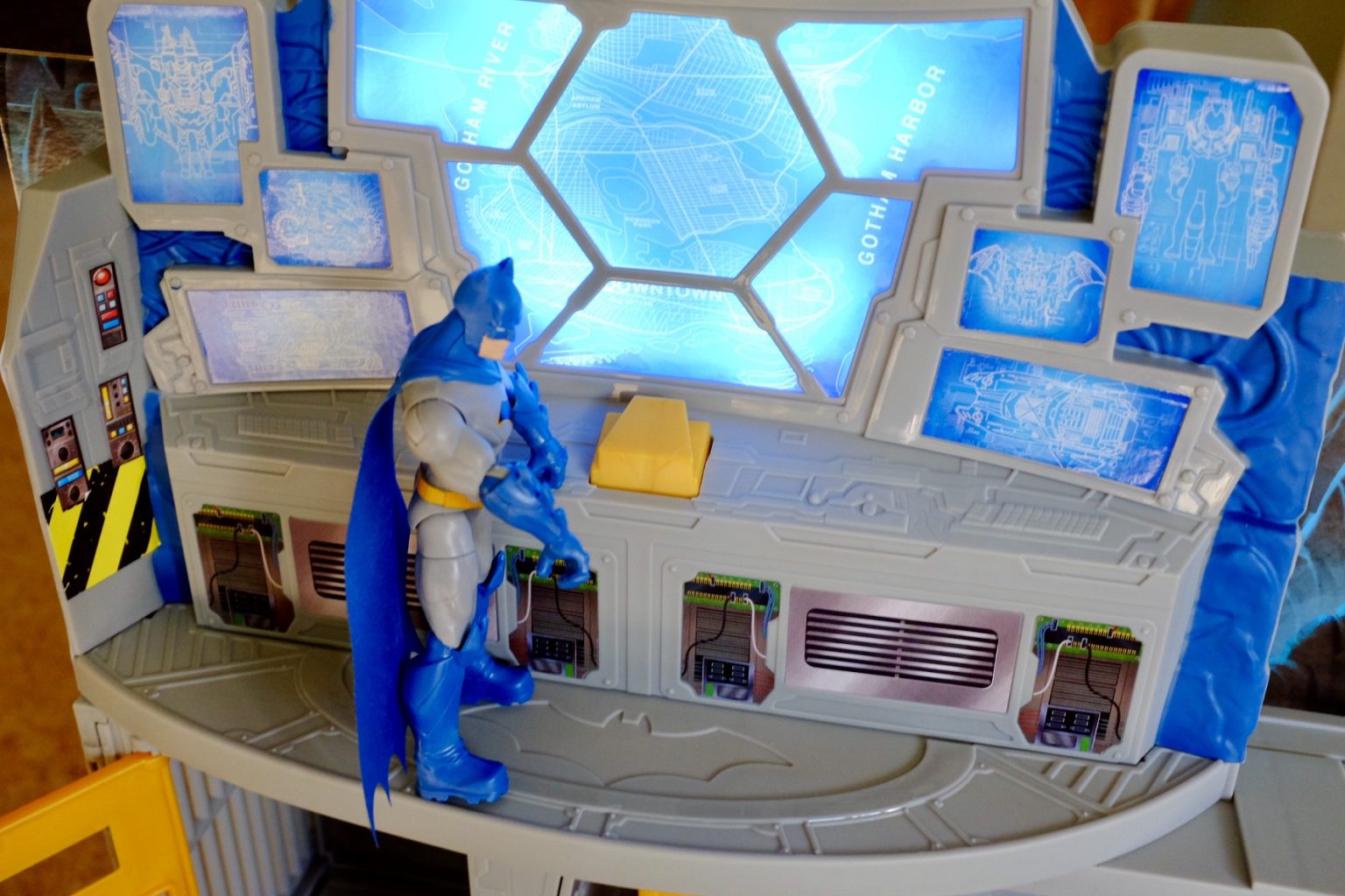 BATMAN Mission Batcave & Launch & Defend Batmobile REVIEW