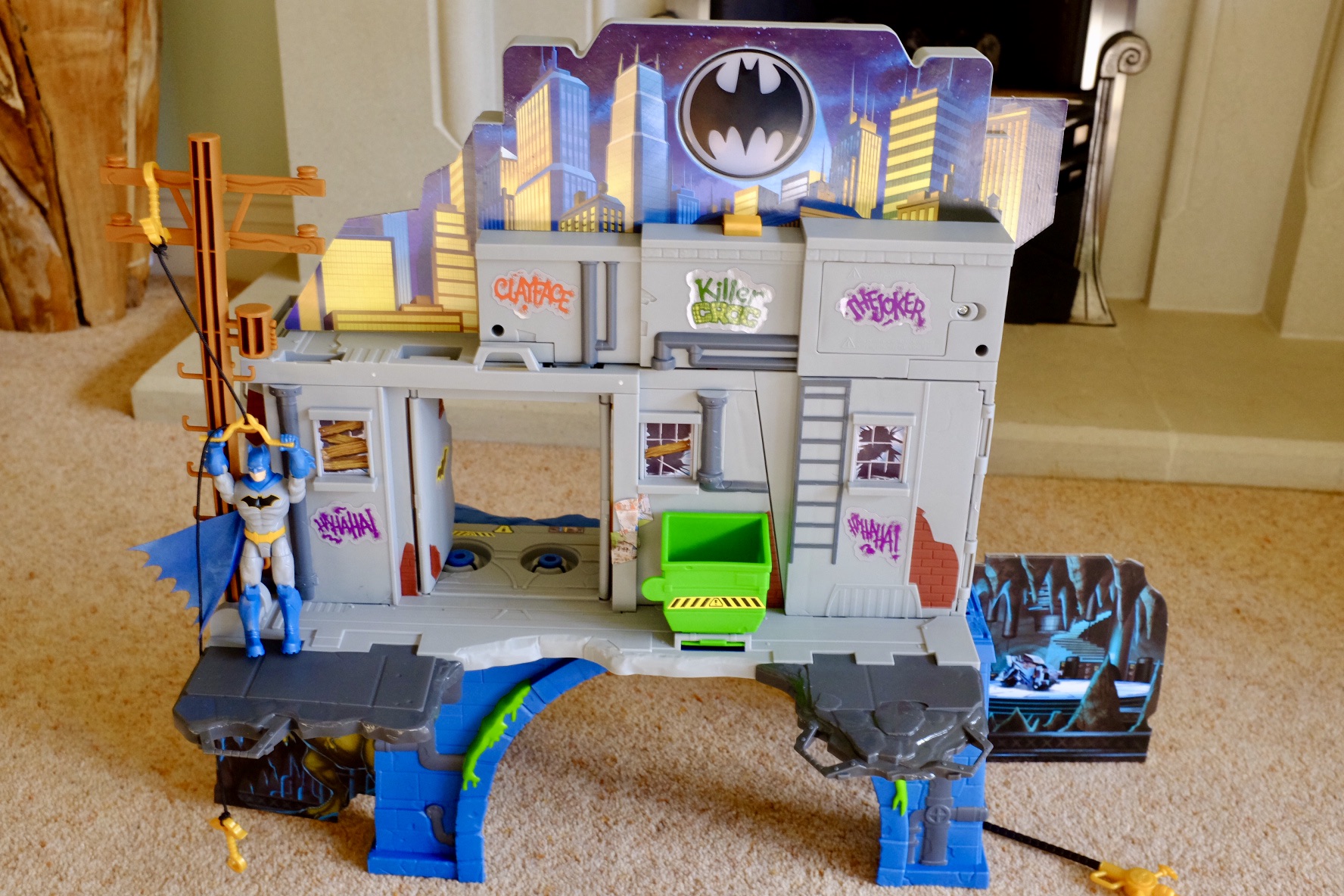 BATMAN Mission Batcave & Launch & Defend Batmobile REVIEW